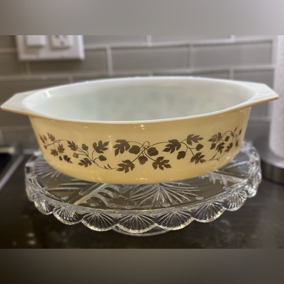 Pyrex | Kitchen | 96s Pyrex Promo Pattern Beige With Black Scroll ...